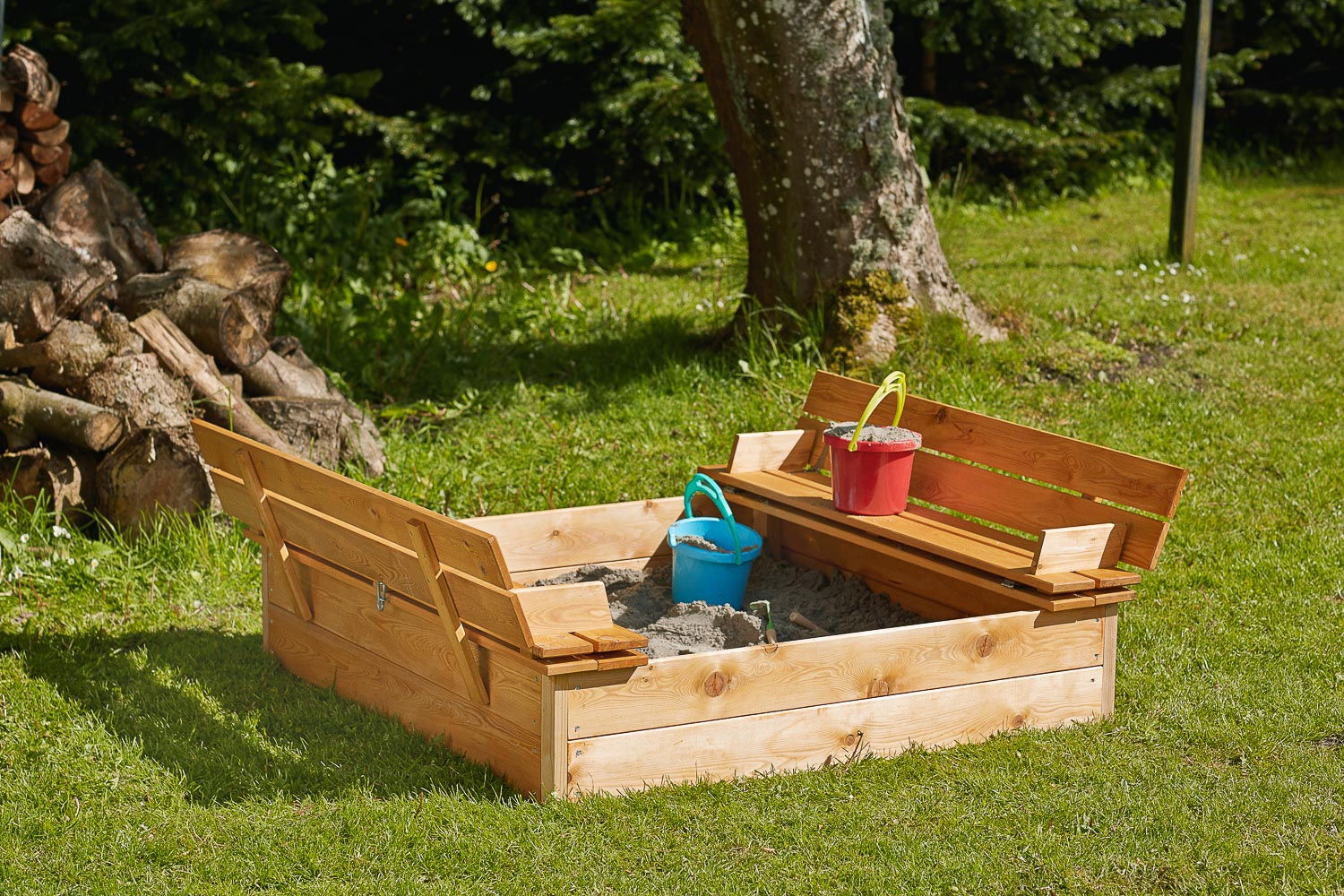 Sandkasse med bænk i lærketræ, som giver lang holdbarhed