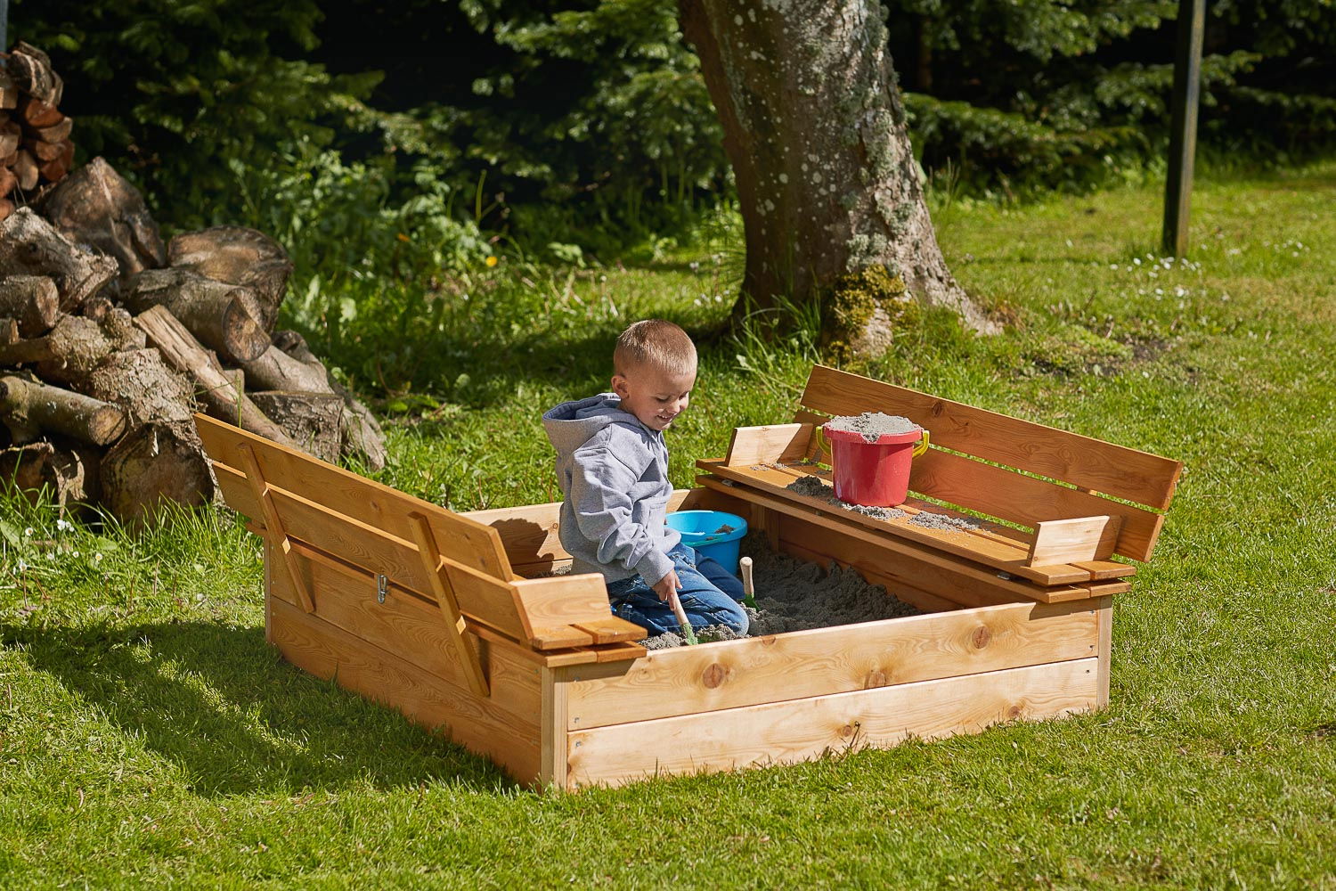 Sandkasse med bænk i lærketræ, som giver lang holdbarhed